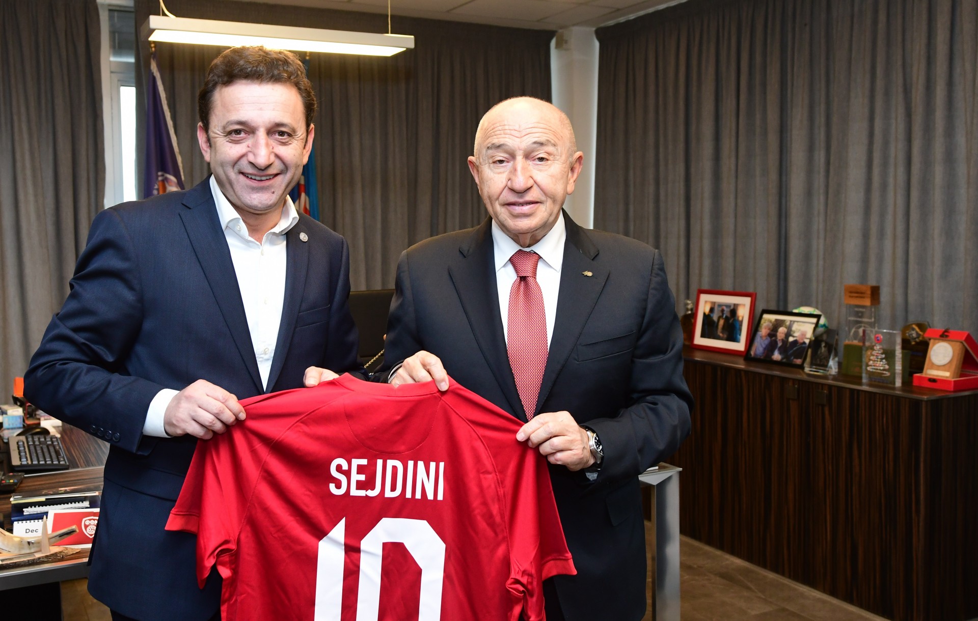Muamed Sejdini pret në takim presidentin e Federatës së Futbollit të ...
